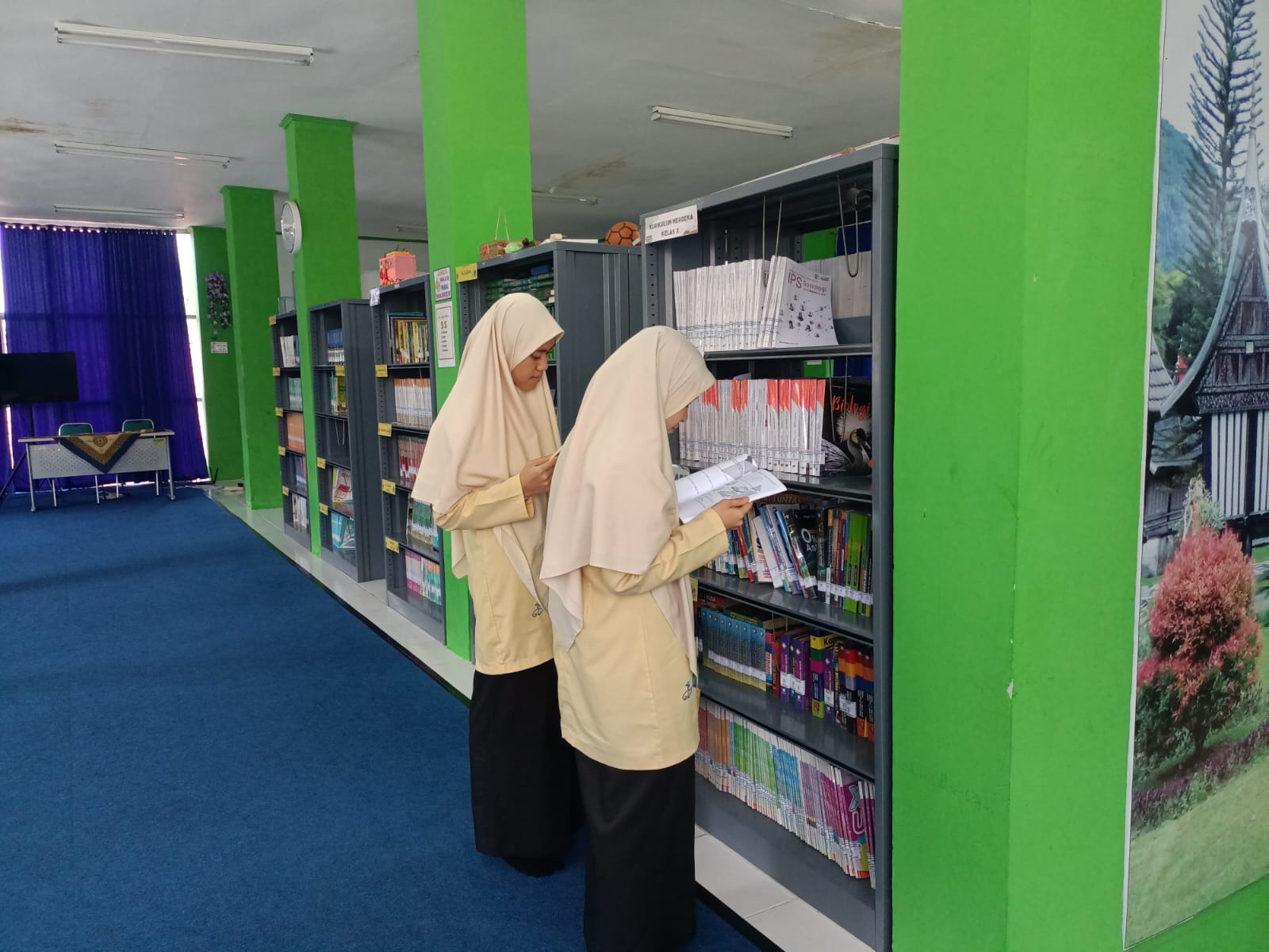 Koleksi Buku Fiksi - PERPUSTAKAAN MAN INSAN CENDEKIA PADANG PARIAMAN